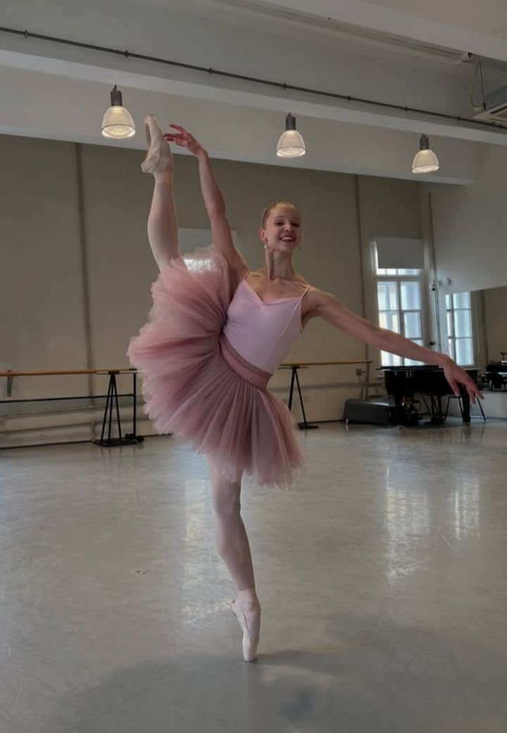 Balletcore Aesthetic Fashion Guide: Outfits, Designers & Styling Tips ...